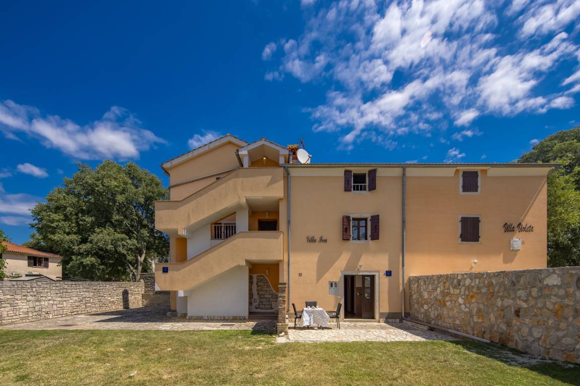 90 M² Ferienwohnung ∙ 1 Schlafzimmer ∙ 4 Gäste - Bale