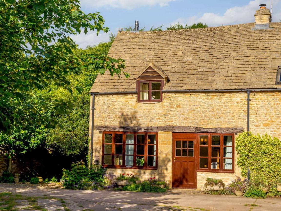 Cottage ∙ 2 Bedrooms ∙ 4 Guests - Cirencester