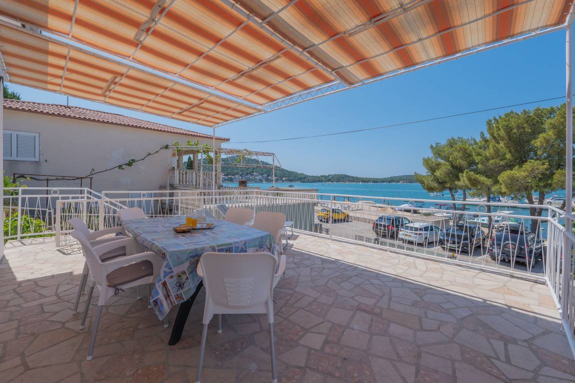 100 M² Huis ∙ 2 Slaapkamers ∙ 6 Gasten - Tisno