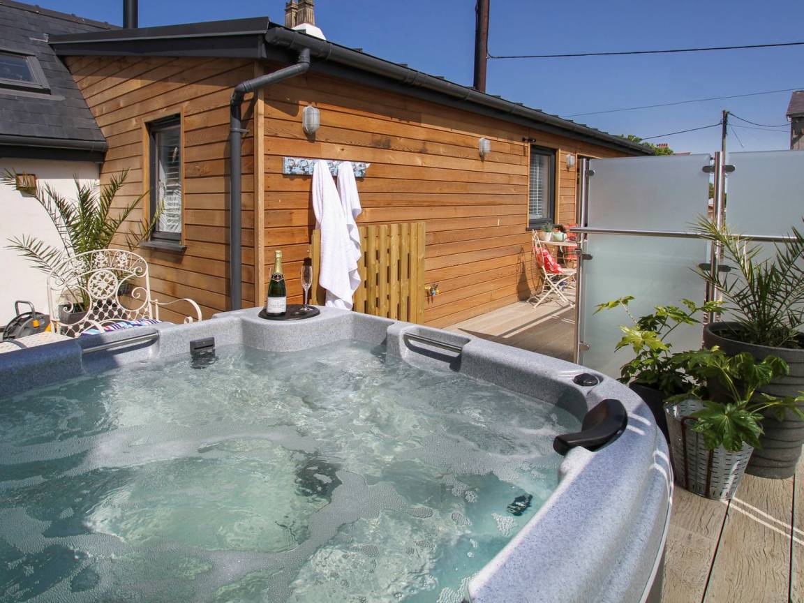 Cottage ∙ 4 Bedrooms ∙ 9 Guests - Rhosneigr
