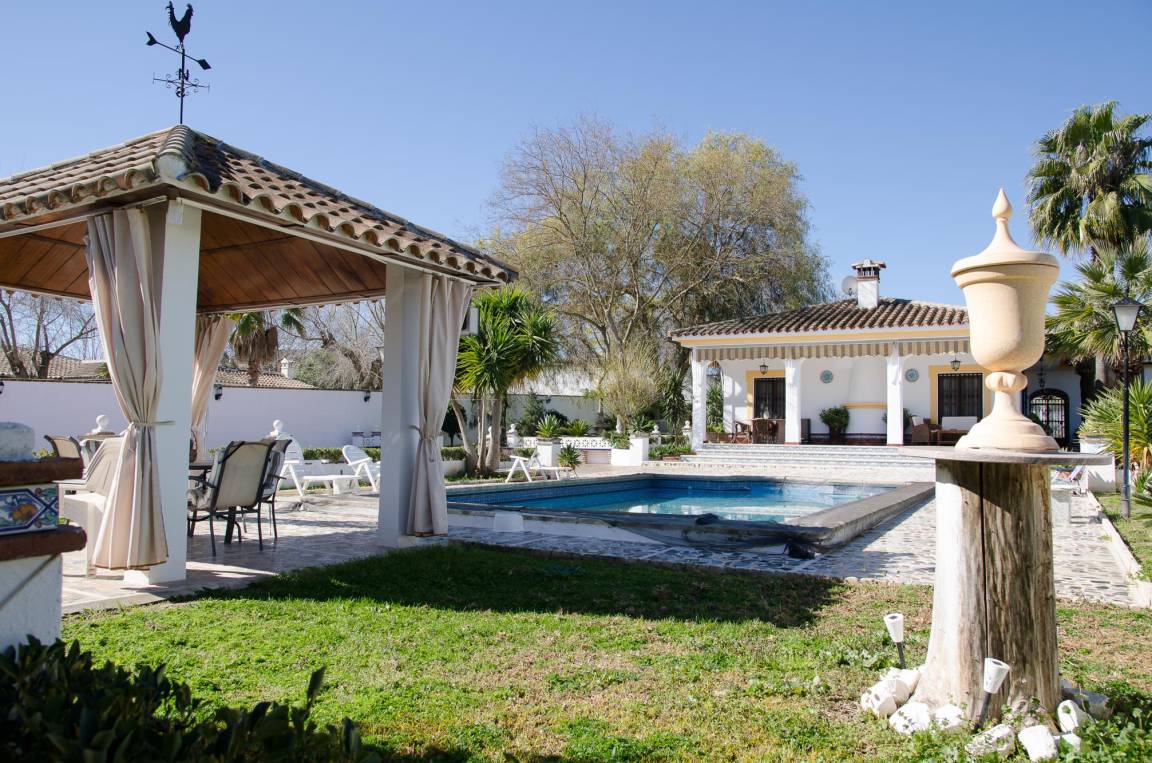 300 M² Villa ∙ 4 Habitaciones ∙ 8 Huéspedes - Montilla