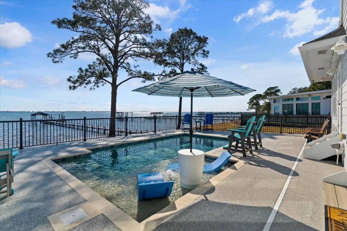 Casa ∙ 5 Habitaciones ∙ 14 Huéspedes - Navarre, FL