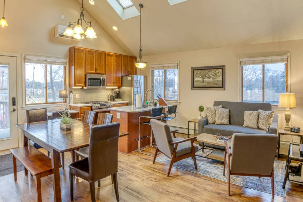 Villa ∙ 2 Bedrooms ∙ 6 Guests - Gary, IN