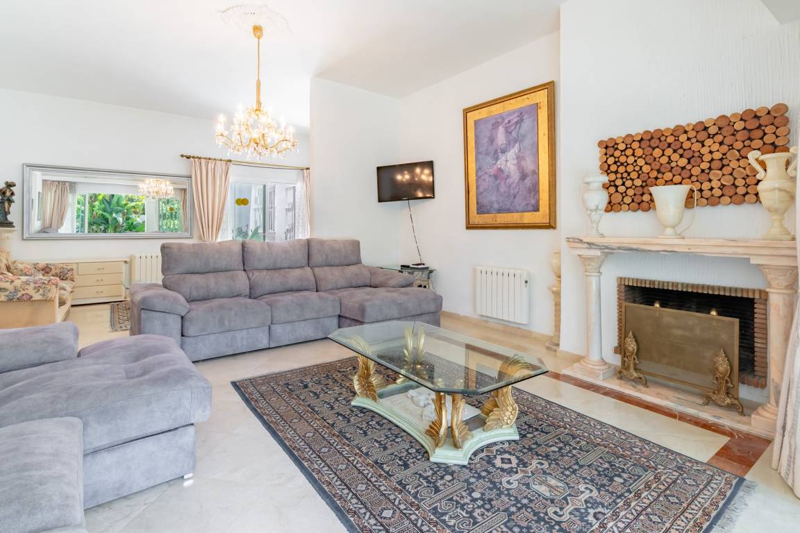 300 M² Villa ∙ 5 Bedrooms ∙ 10 Guests - Marbella