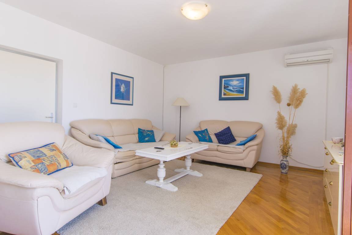 100 M² Appartement ∙ 2 Slaapkamers ∙ 4 Gasten - Rab