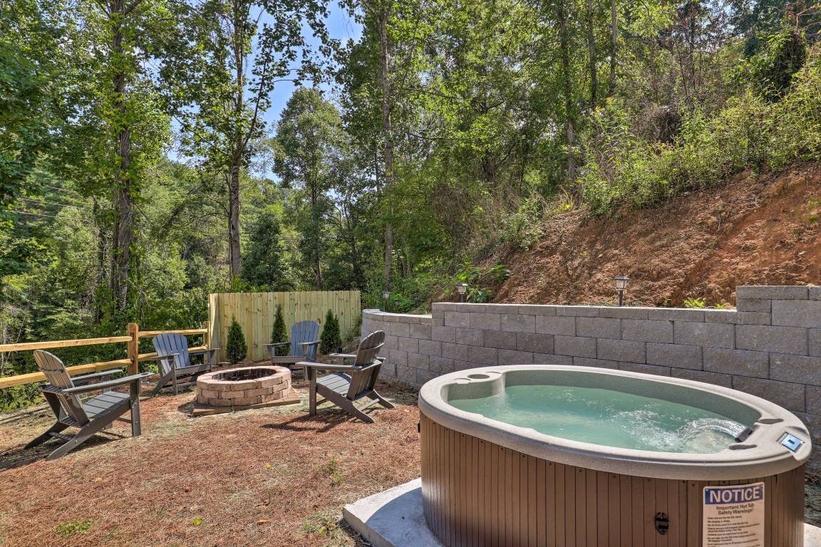 104 M² House ∙ 2 Bedrooms ∙ 6 Guests - Weaverville, NC