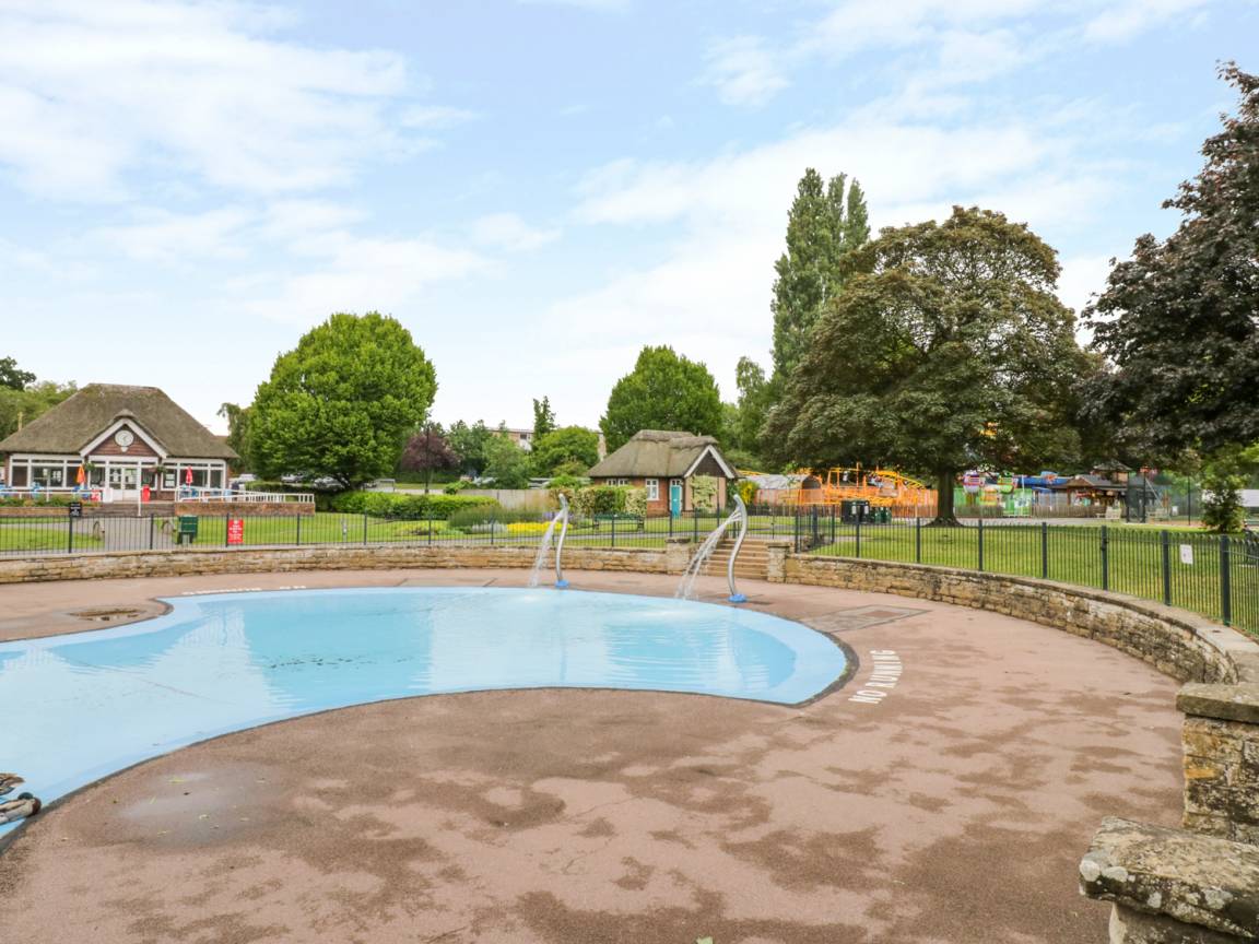 Cottage ∙ 4 Bedrooms ∙ 8 Guests - Warwick