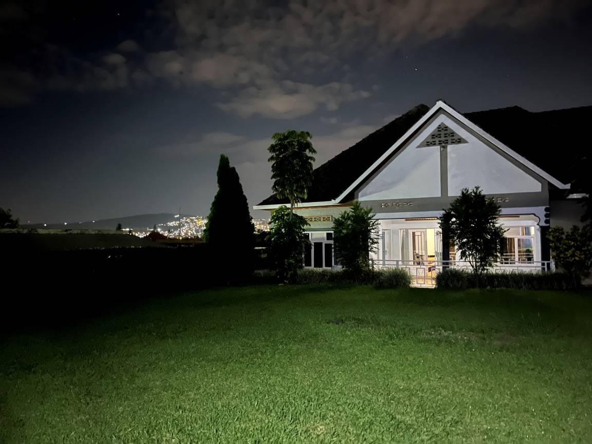 800 M² Ferienhaus ∙ 4 Schlafzimmer ∙ 7 Gäste - Kigali