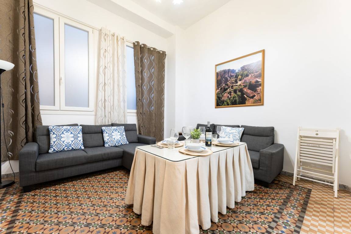 115 M² Apartment ∙ 4 Bedrooms ∙ 8 Guests - Málaga