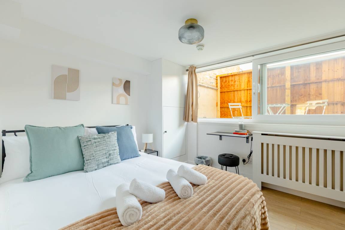 Apartment ∙ 4 Bedrooms ∙ 8 Guests - Chingford