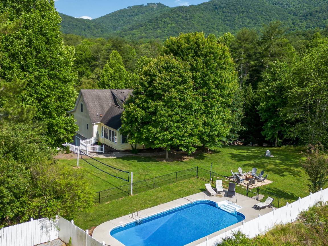 302 M² House ∙ 4 Bedrooms ∙ 11 Guests - Asheville, NC
