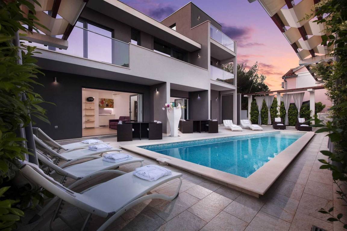 300 M² Villa ∙ 4 Schlafzimmer ∙ 15 Gäste - Sevid