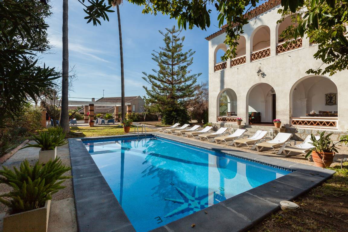 700 M² Villa ∙ 8 Habitaciones ∙ 19 Huéspedes - Mataró