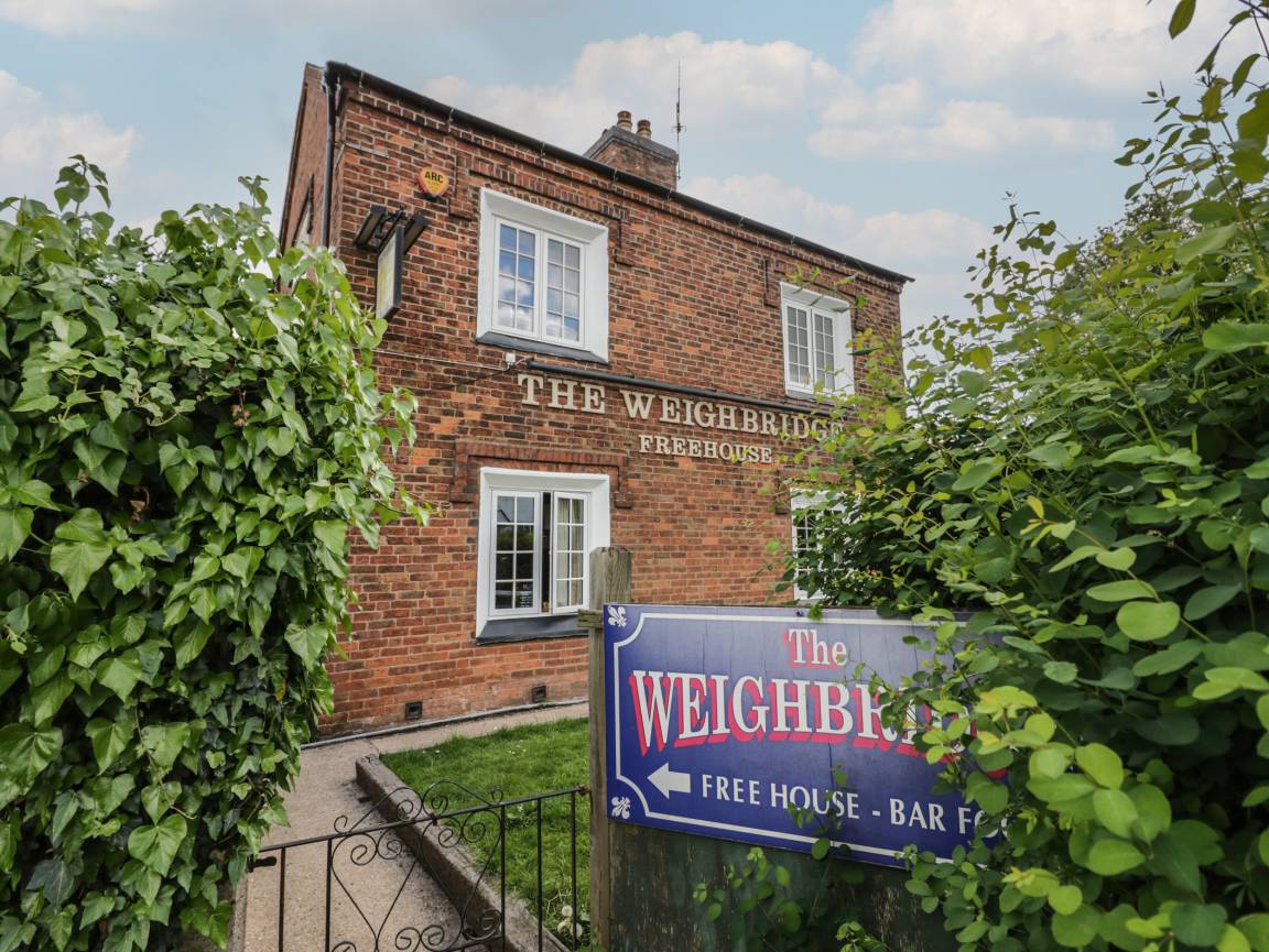 Cottage ∙ 2 Bedrooms ∙ 4 Guests - Bromsgrove