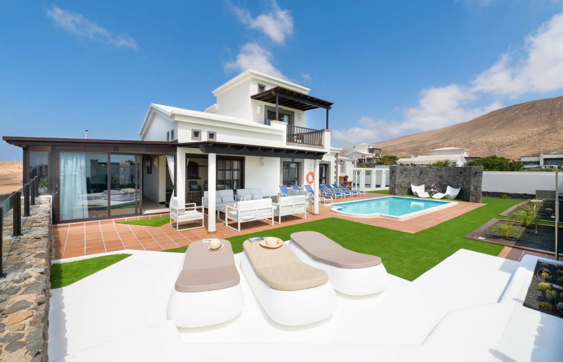 290 M² Villa ∙ 4 Bedrooms ∙ 10 Guests - Playa Blanca