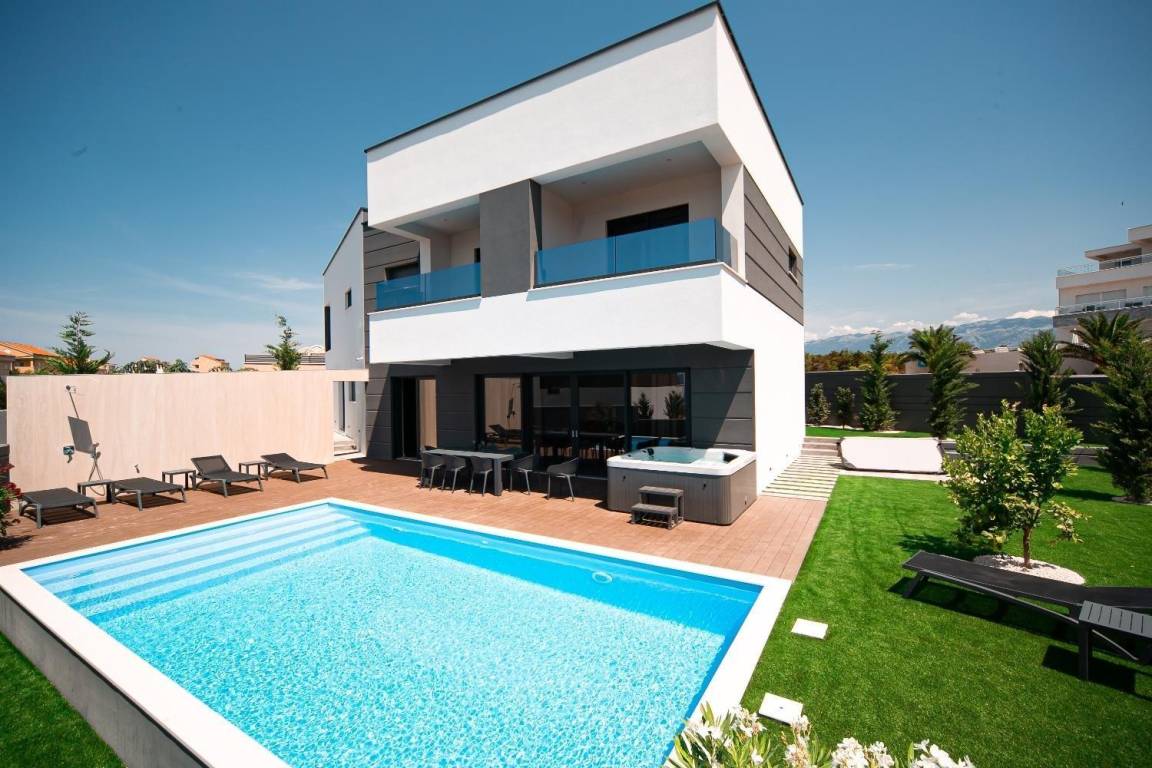 350 M² Casa ∙ 4 Habitaciones ∙ 10 Huéspedes - Novalja