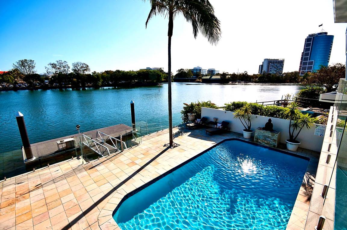 285 M² House ∙ 4 Bedrooms ∙ 8 Guests - Surfers Paradise
