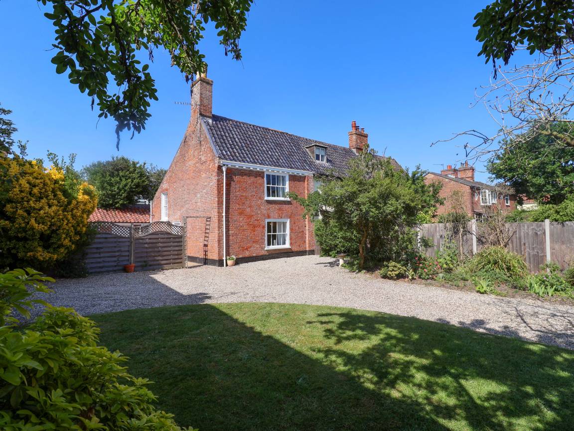 Cottage ∙ 2 Bedrooms ∙ 4 Guests - Beccles