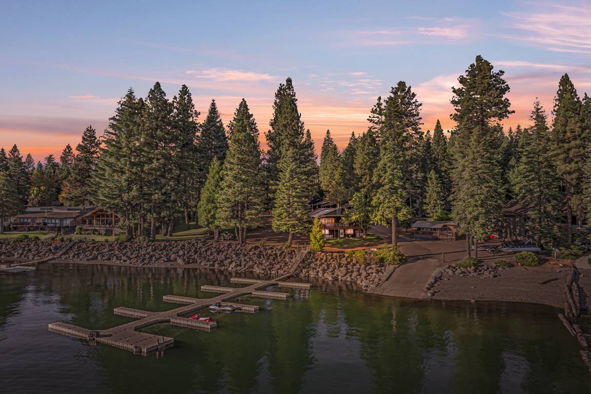 318 M² Cabin ∙ 8 Bedrooms ∙ 22 Guests - Lake Almanor, CA