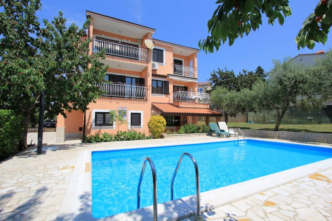 120 M² Ferienwohnung ∙ 3 Schlafzimmer ∙ 8 Gäste - Pula