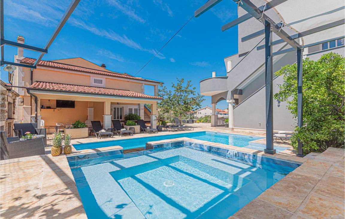 300 M² Ferienhaus ∙ 2 Schlafzimmer ∙ 4 Gäste - Šibenik