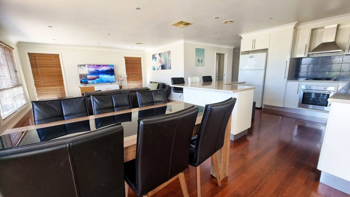 Casa ∙ 4 Habitaciones ∙ 12 Huéspedes - Caroline Springs