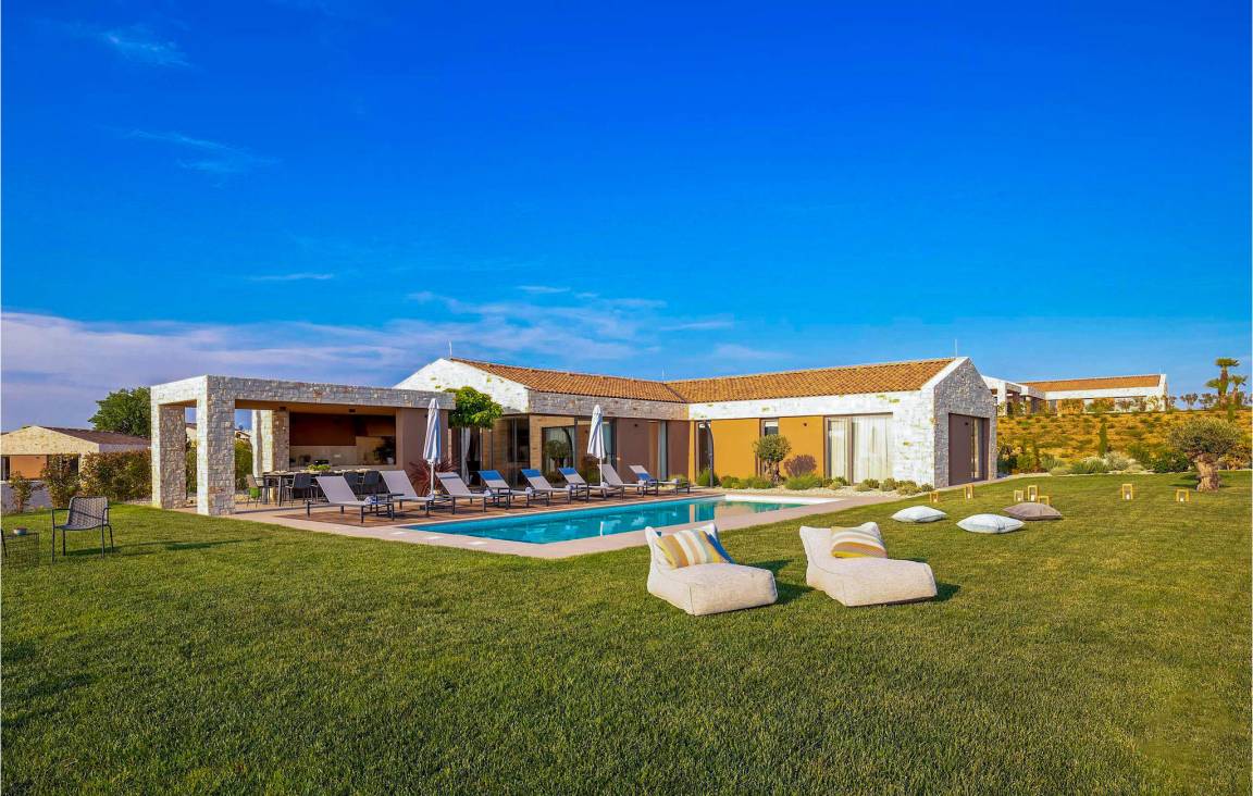 230 M² House ∙ 4 Bedrooms ∙ 10 Guests - Novigrad