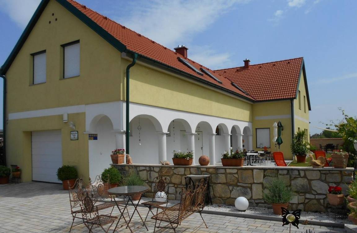 82 M² Ferienwohnung ∙ 2 Schlafzimmer ∙ 4 Gäste - Illmitz