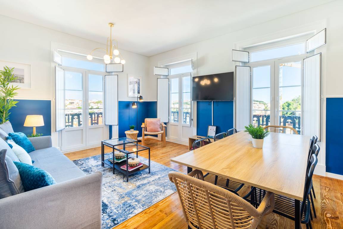 235 M² Apartment ∙ 8 Bedrooms ∙ 25 Guests - Almada