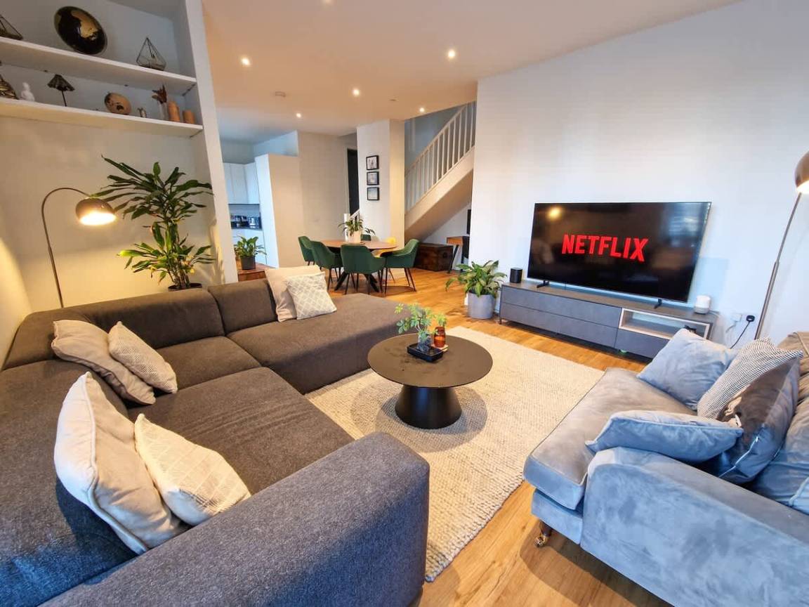 139 M² House ∙ 3 Bedrooms ∙ 6 Guests - Bury