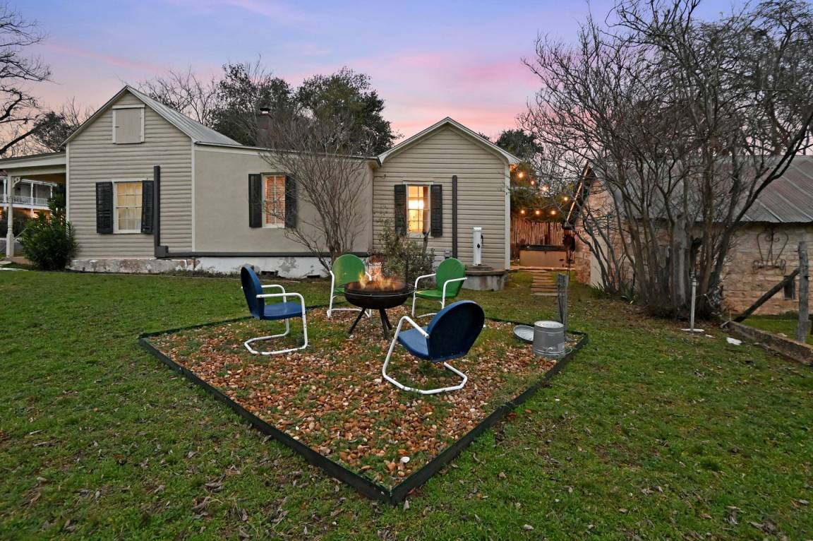 House ∙ 2 Bedrooms ∙ 4 Guests - Fredericksburg, TX