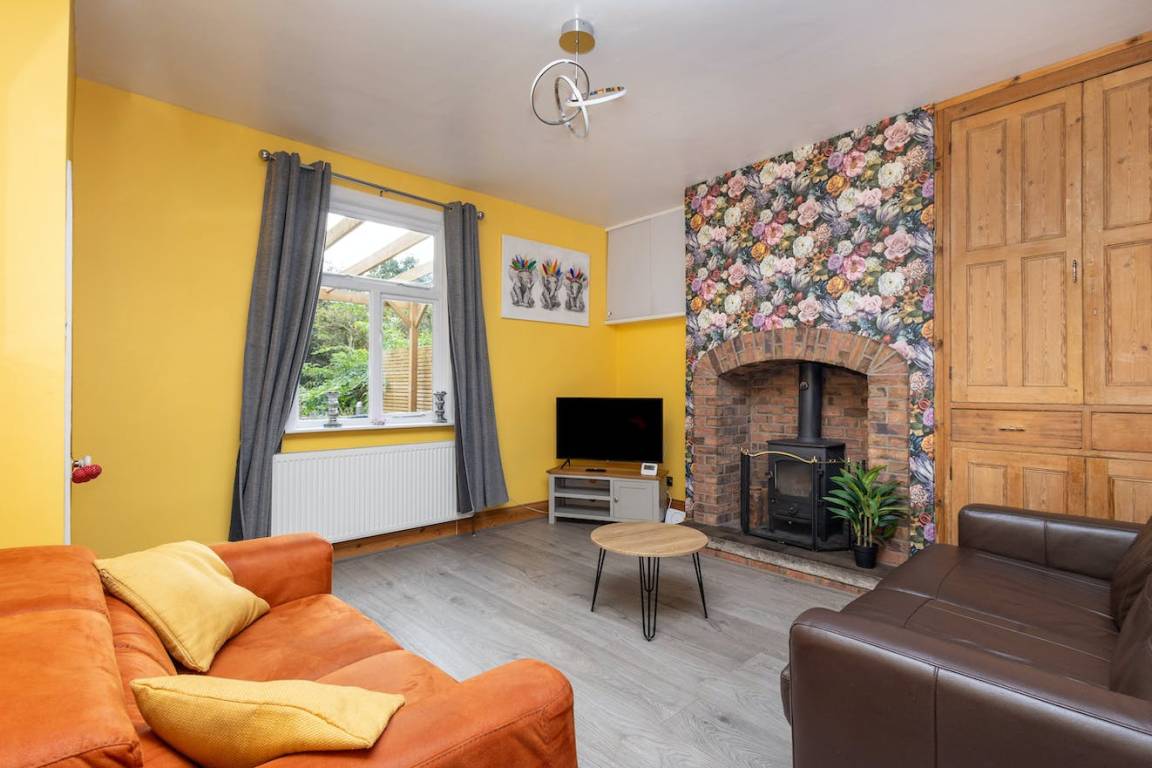 100 M² House ∙ 3 Bedrooms ∙ 8 Guests - Wakefield