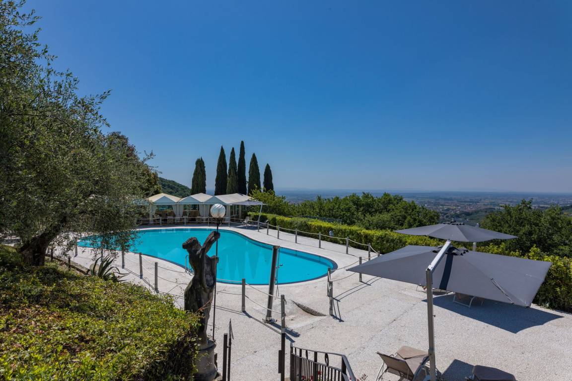 700 M² Villa ∙ 6 Bedrooms ∙ 16 Guests - Montecatini Terme