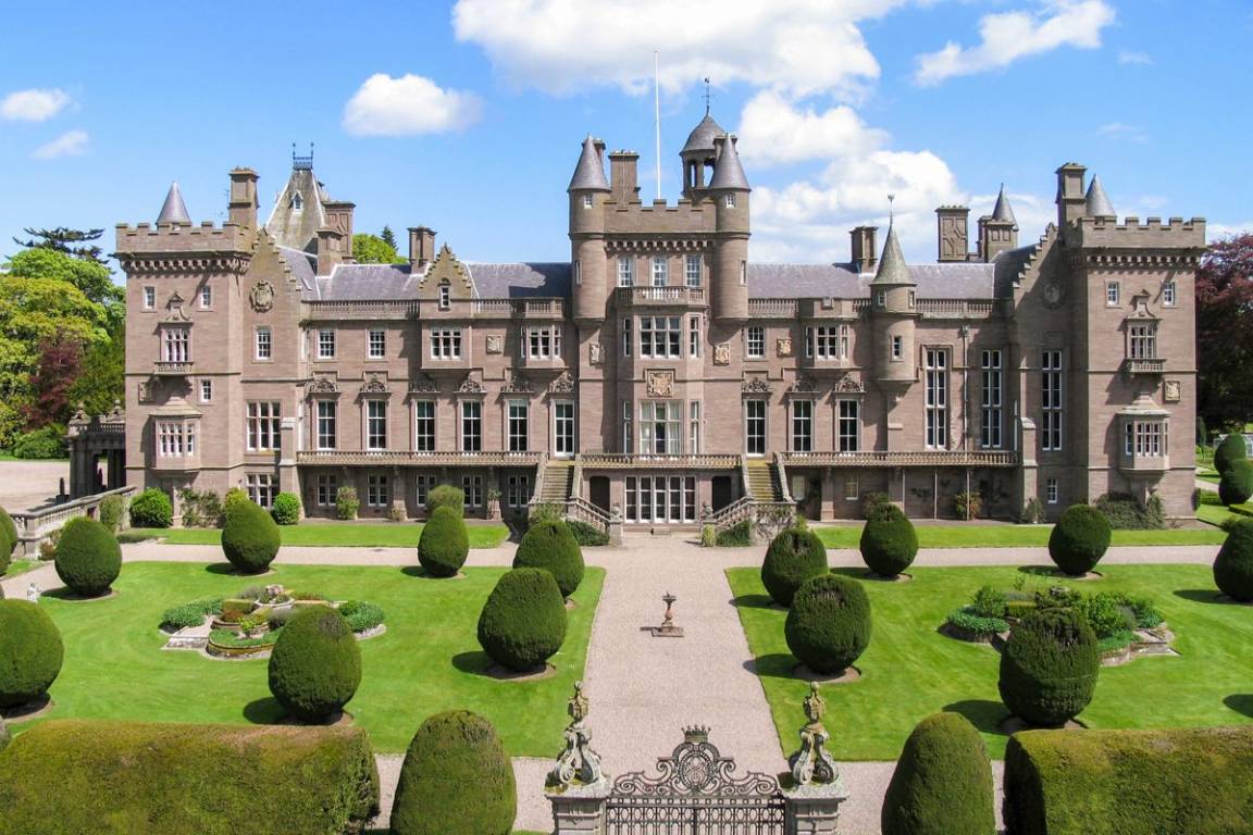 Castle ∙ 8 Bedrooms ∙ 16 Guests - Aberdeenshire