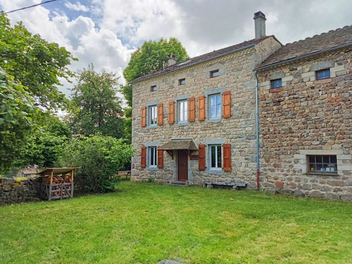 210 M² Gîte ∙ 4 Chambres ∙ 12 Personnes - Naussac