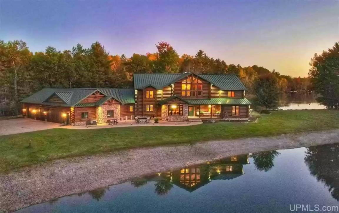 608 M² House ∙ 8 Bedrooms ∙ 18 Guests - Door County, WI