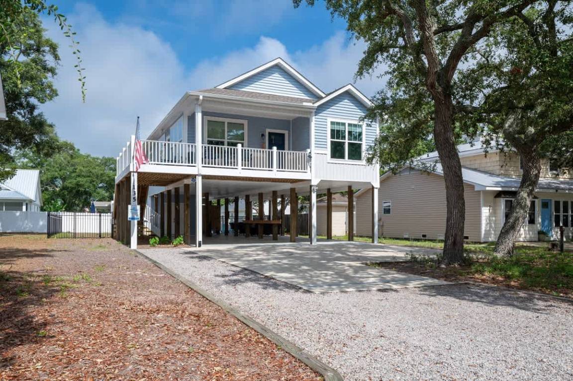 146 M² House ∙ 4 Bedrooms ∙ 7 Guests - Oak Island, NC