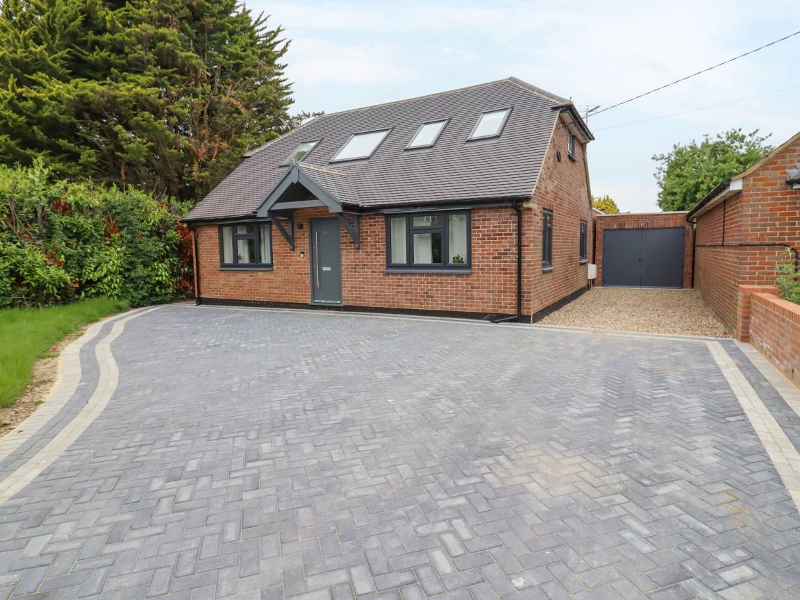 Cottage ∙ 4 Bedrooms ∙ 8 Guests - Beaconsfield, UK