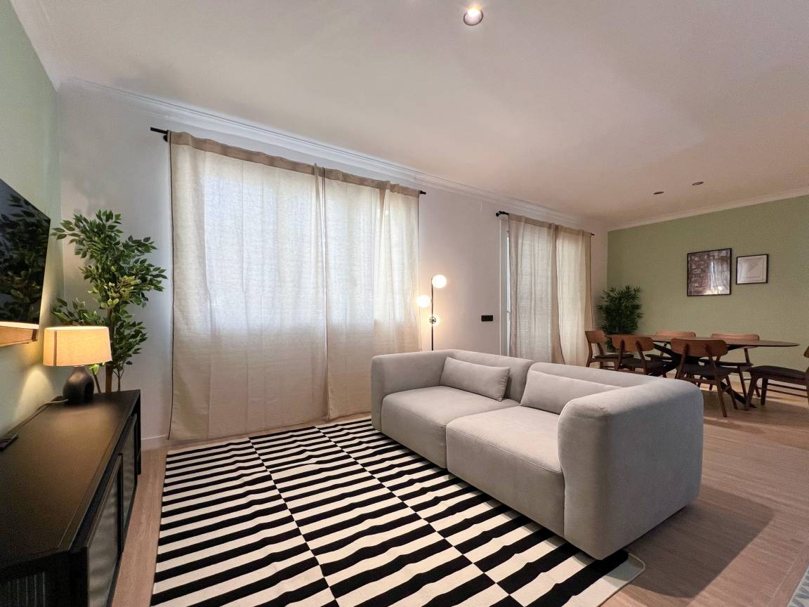 94 M² Apartamento ∙ 3 Habitaciones ∙ 5 Huéspedes - Sant Just Desvern