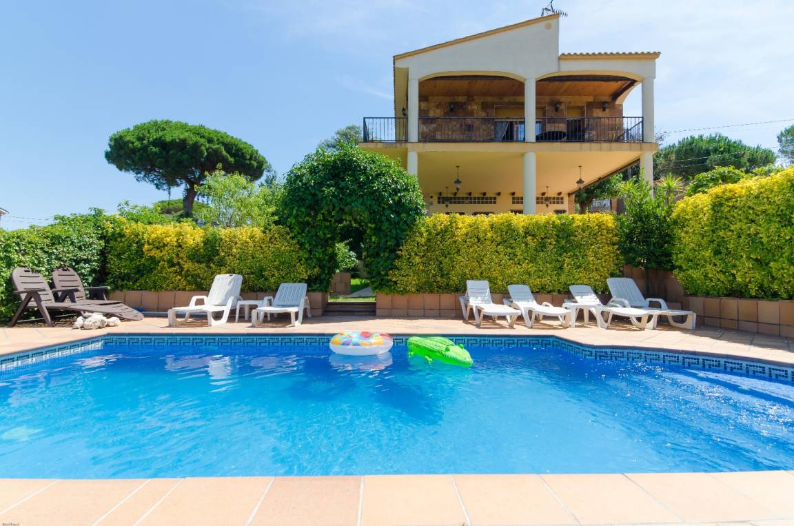 100 M² Villa ∙ 4 Bedrooms ∙ 12 Guests - Blanes