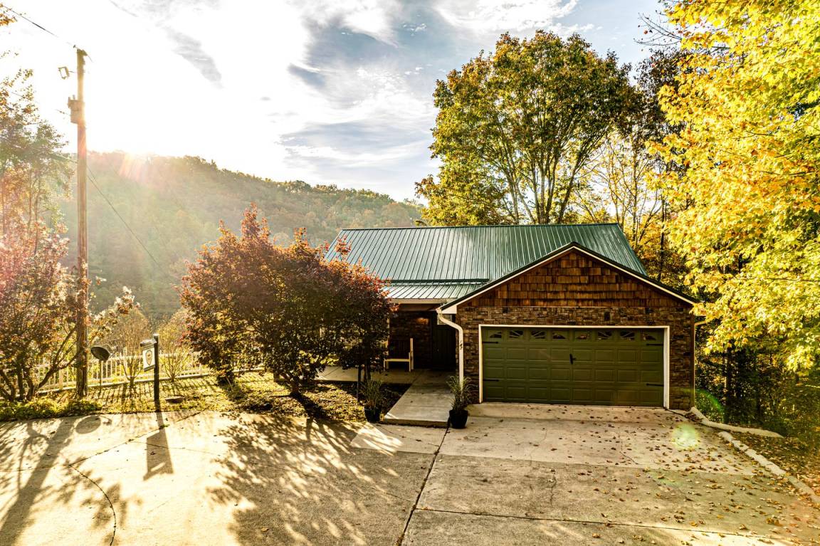 House ∙ 4 Bedrooms ∙ 15 Guests - Bryson City, NC