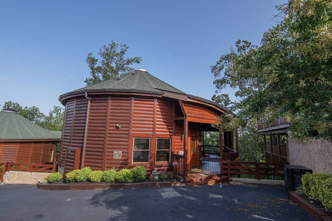 Cabin ∙ 1 Bedroom ∙ 4 Guests - Sevierville, TN