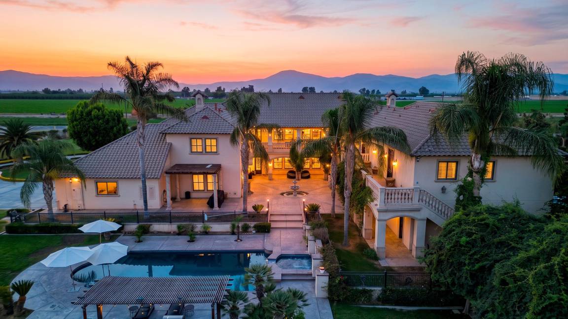 920 M² House ∙ 5 Bedrooms ∙ 14 Guests - Bakersfield, CA
