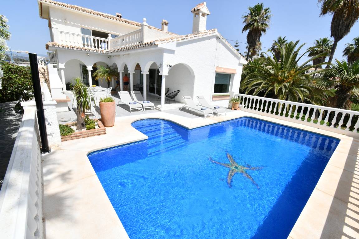 210 M² Villa ∙ 4 Bedrooms ∙ 8 Guests - Fuengirola