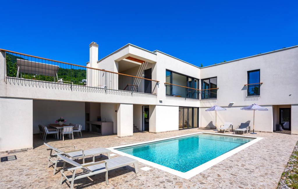 250 M² Villa ∙ 6 Bedrooms ∙ 12 Guests - Rijeka