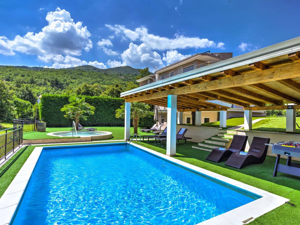 247 M² Huis ∙ 5 Slaapkamers ∙ 10 Gasten - Opatija