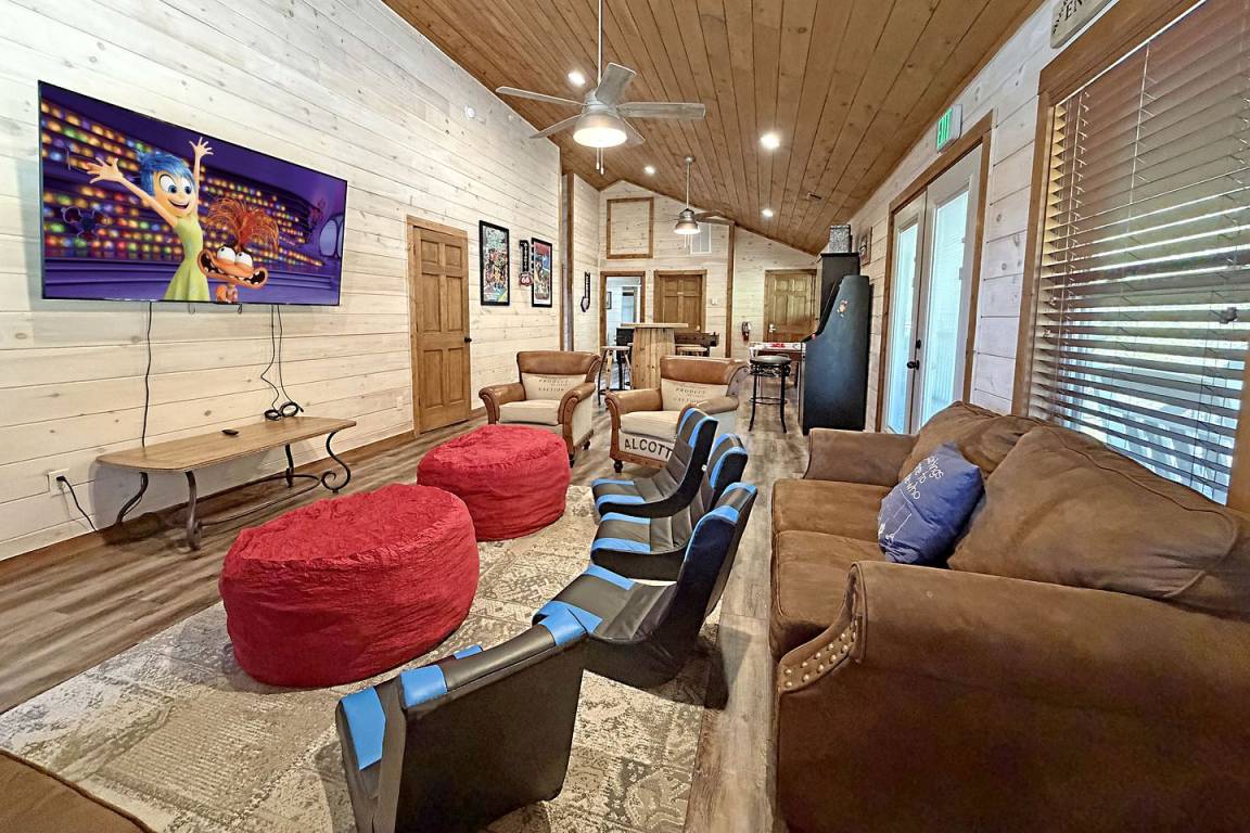 House ∙ 6 Bedrooms ∙ 24 Guests - Pigeon Forge, TN