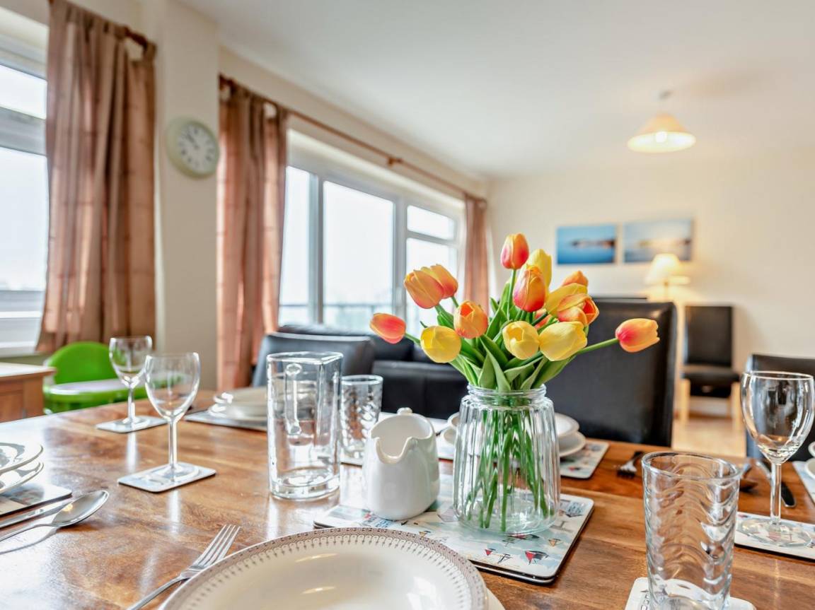 Apartment ∙ 3 Bedrooms ∙ 6 Guests - Tenby