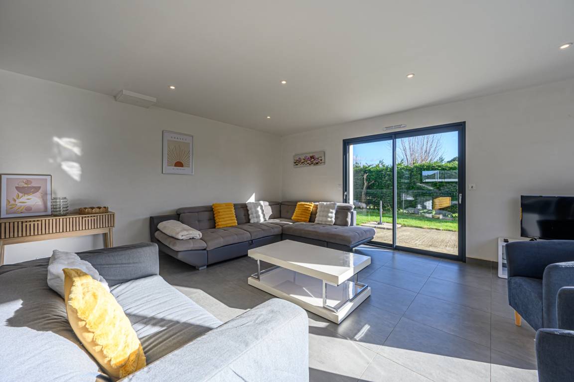 180 M² Huis ∙ 6 Slaapkamers ∙ 12 Gasten - Ambon