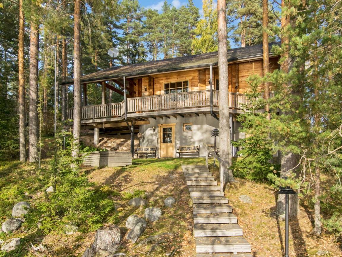 180 M² Talo ∙ 4 Makuuhuonetta ∙ 8 Vierasta - Iitti